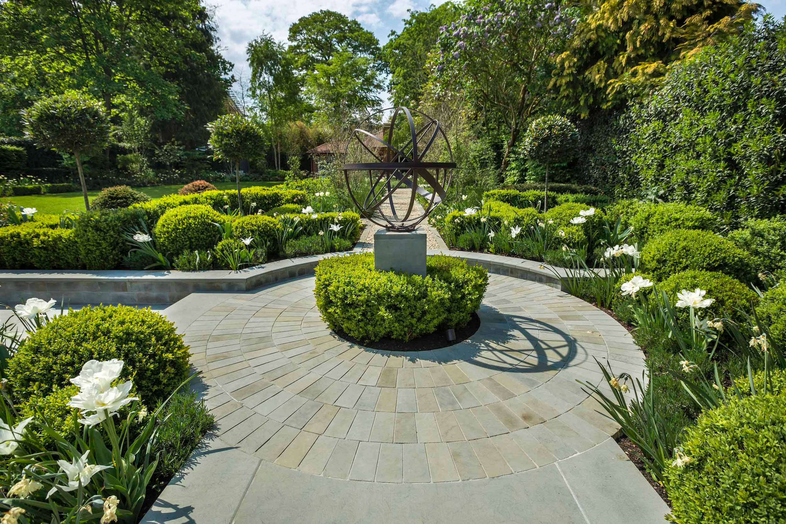 Large Contemporary Elegant Levelled Family Garden Terrace