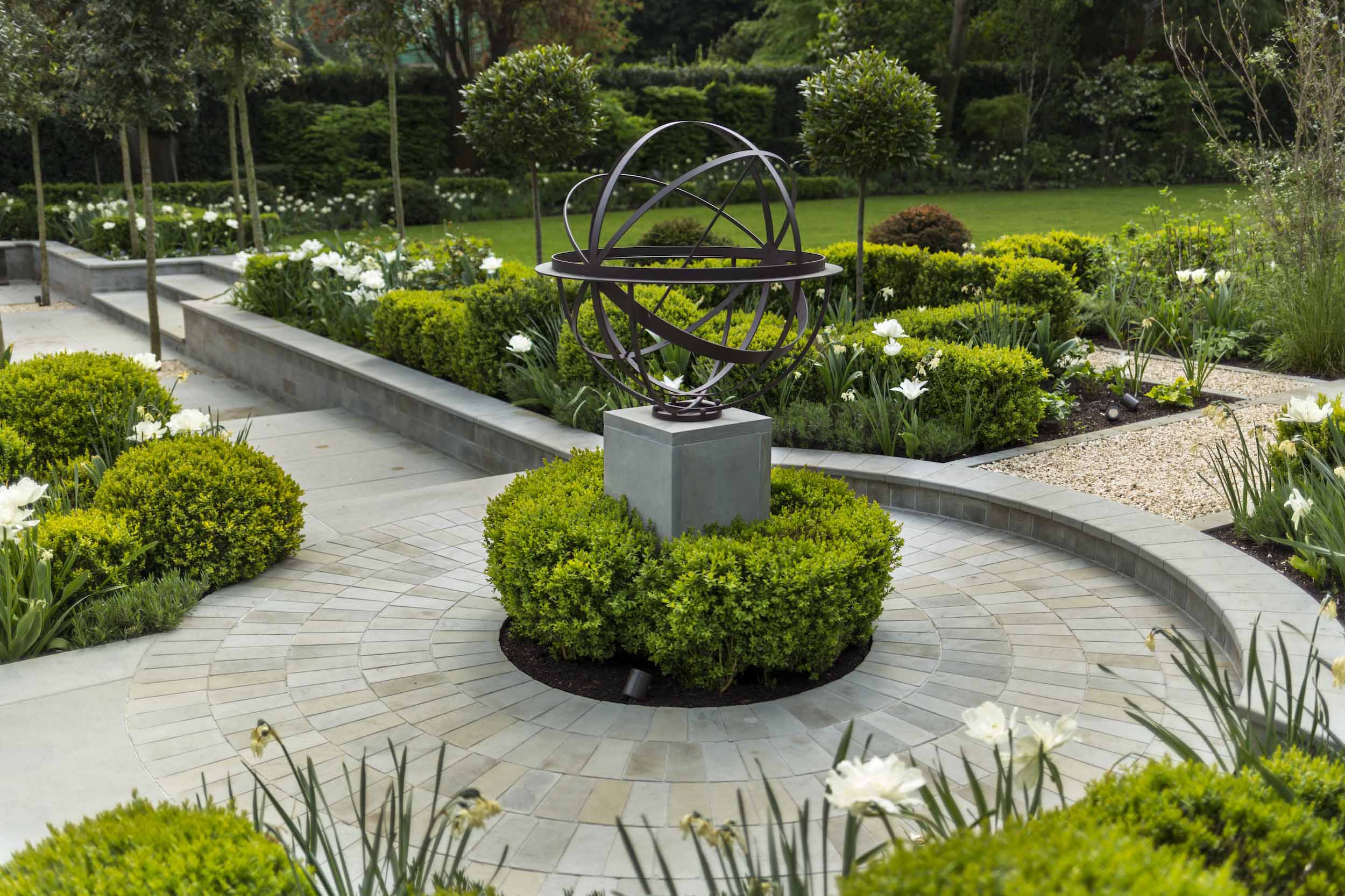 Large Contemporary Elegant Levelled Family Garden Terrace